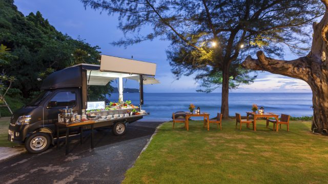 Beachside dining experience with seafood buffet in bespoke 5-star ...